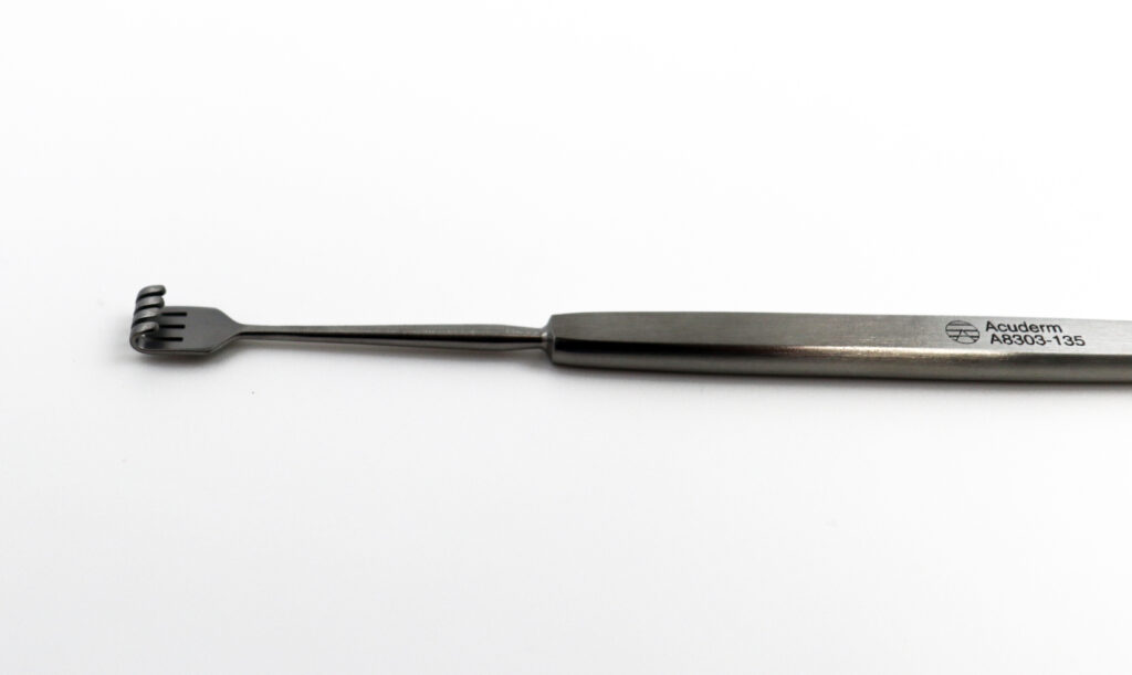 Knapp 4 Prongs Retractor 5-1/3’’ • 13.5cm - Acuderm